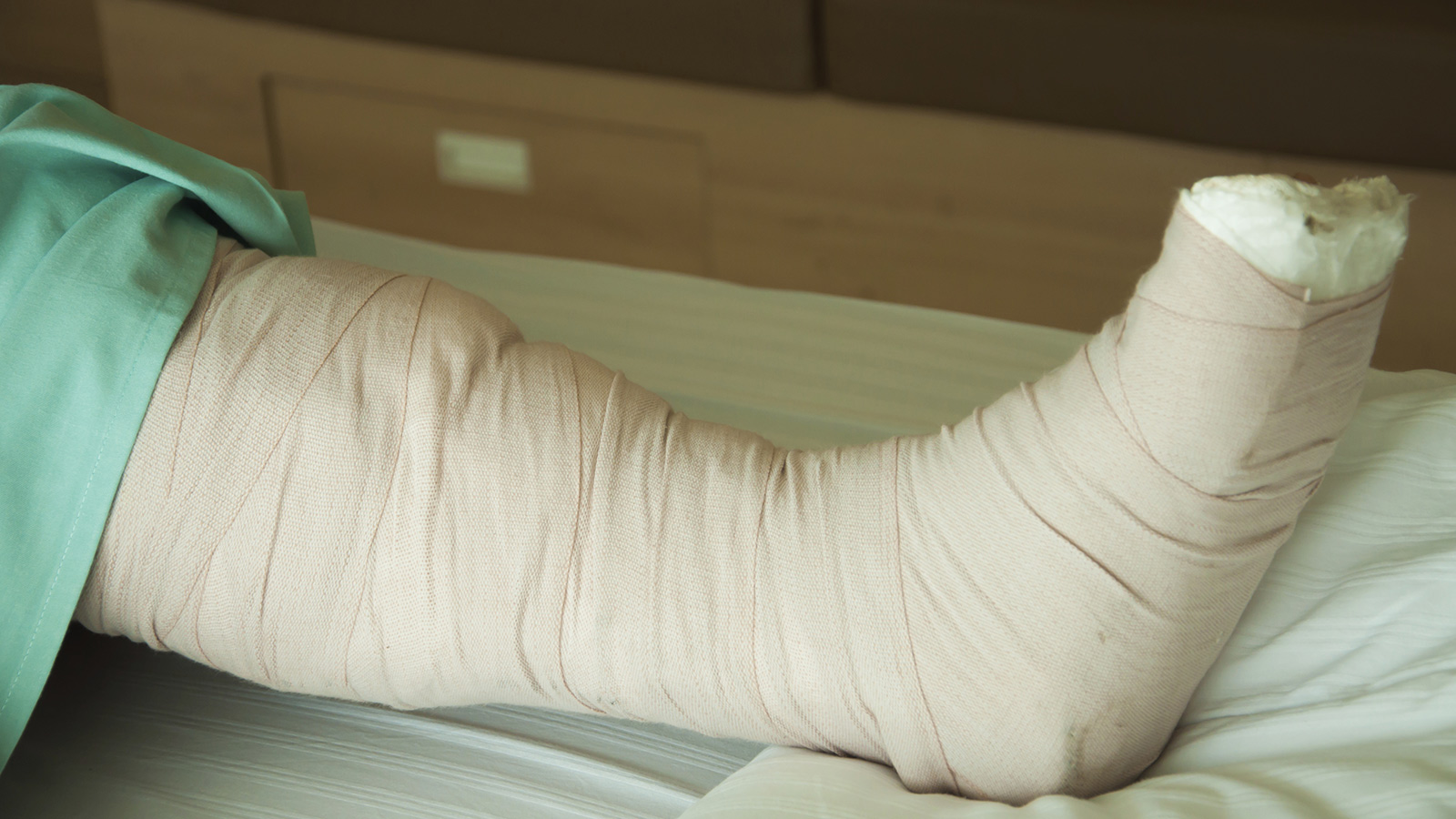 Achter het stuur met been in het gips en ghb achter de kiezen