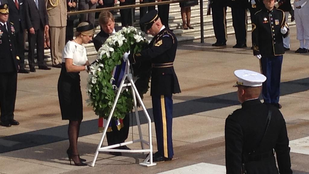 Koning legt krans bij graf van de Onbekende Soldaat