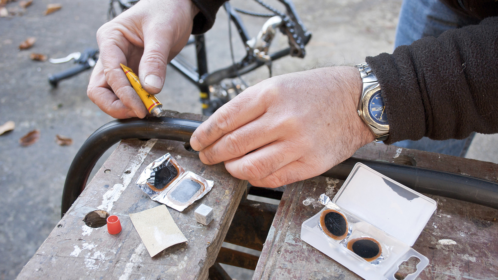 Een band plakken, we zijn er te lui voor