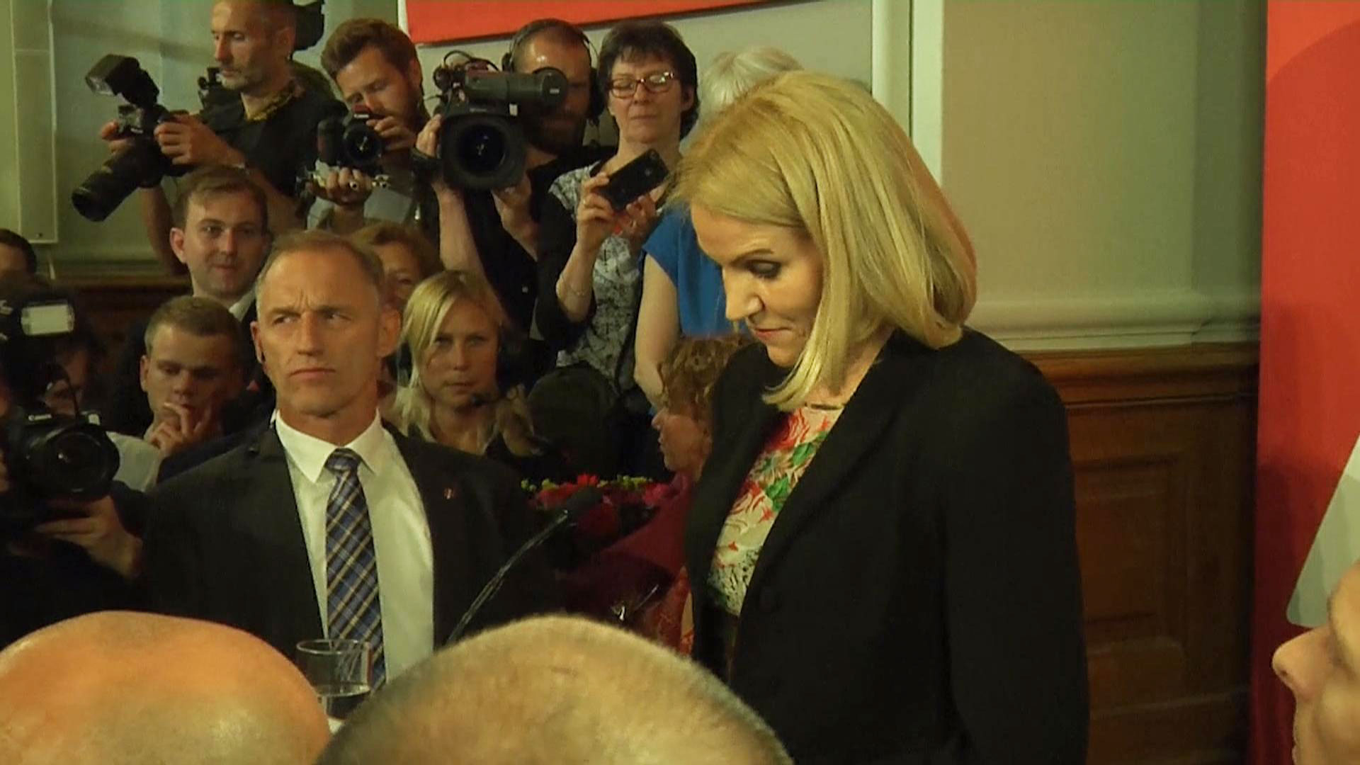 Deense premier neemt afscheid met tranen in ogen | RTL Nieuws | RTL.nl