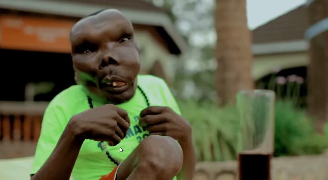 'Lelijkste man van Oeganda' voor de achtste keer vader geworden