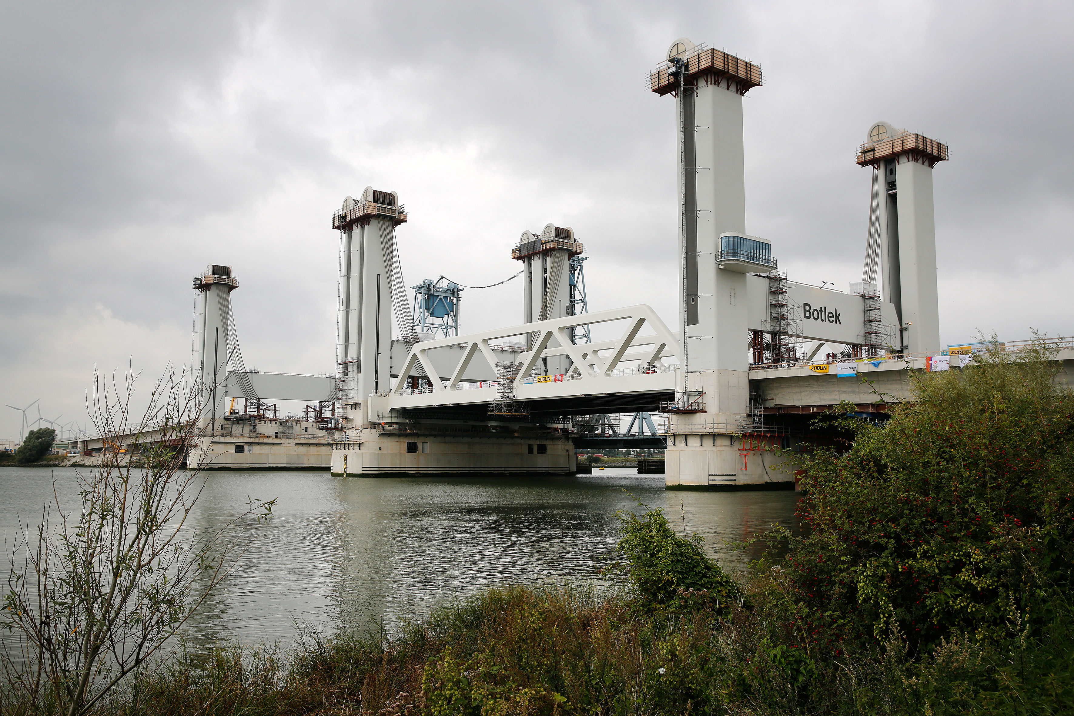 Eerste auto over nieuwe Botlekbrug