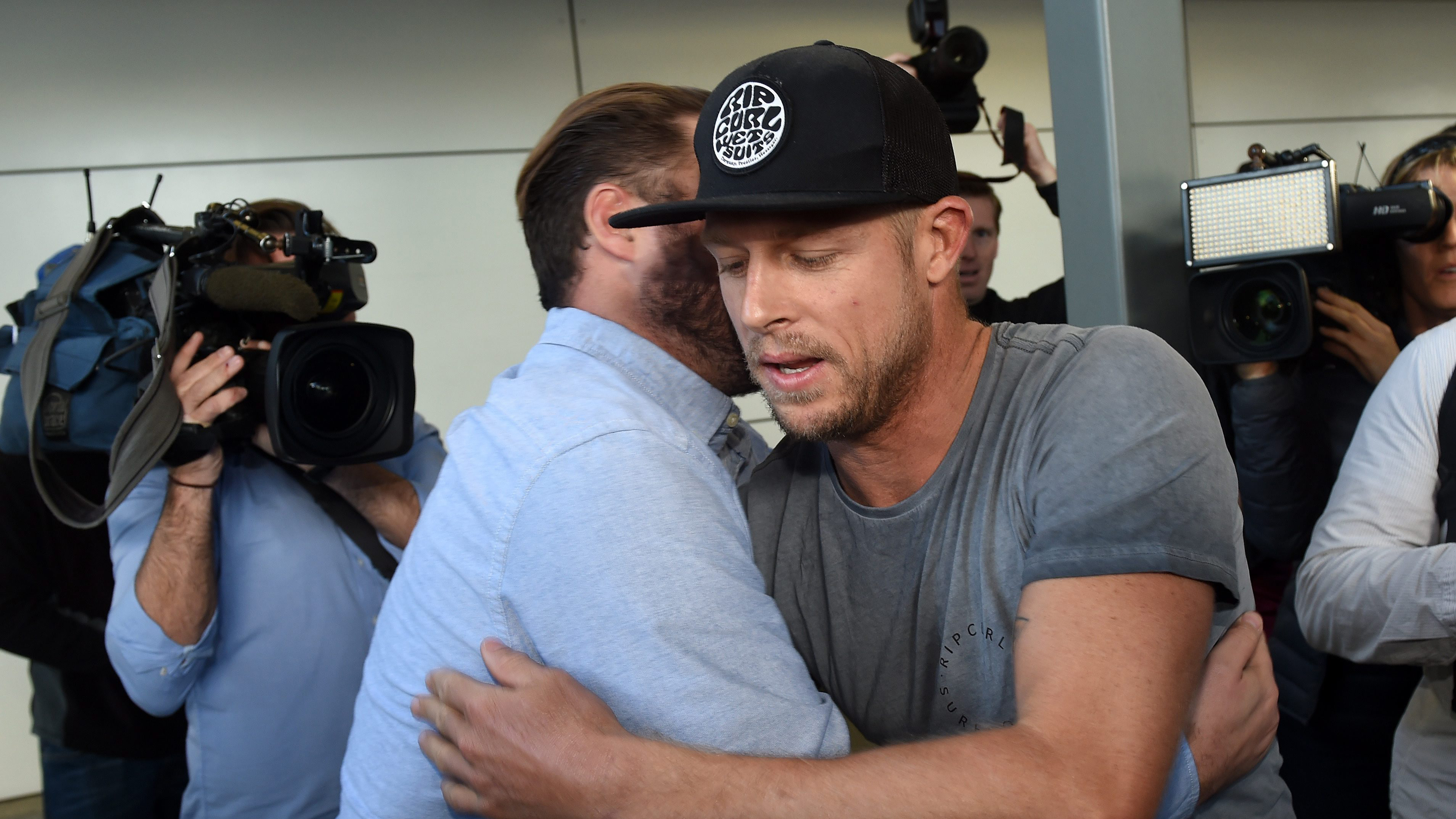 Slachtoffer aanval haai helpt lotgenoot