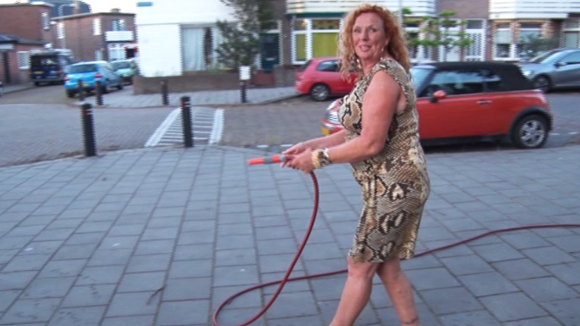 IJmuidense spuit 'rennende rukker' nat met tuinslang