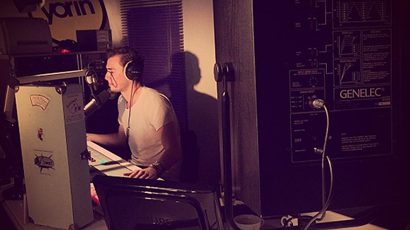 Foto: Radio 538-dj Mark Labrand in zijn nopjes tijdens vrijgezellenfeest