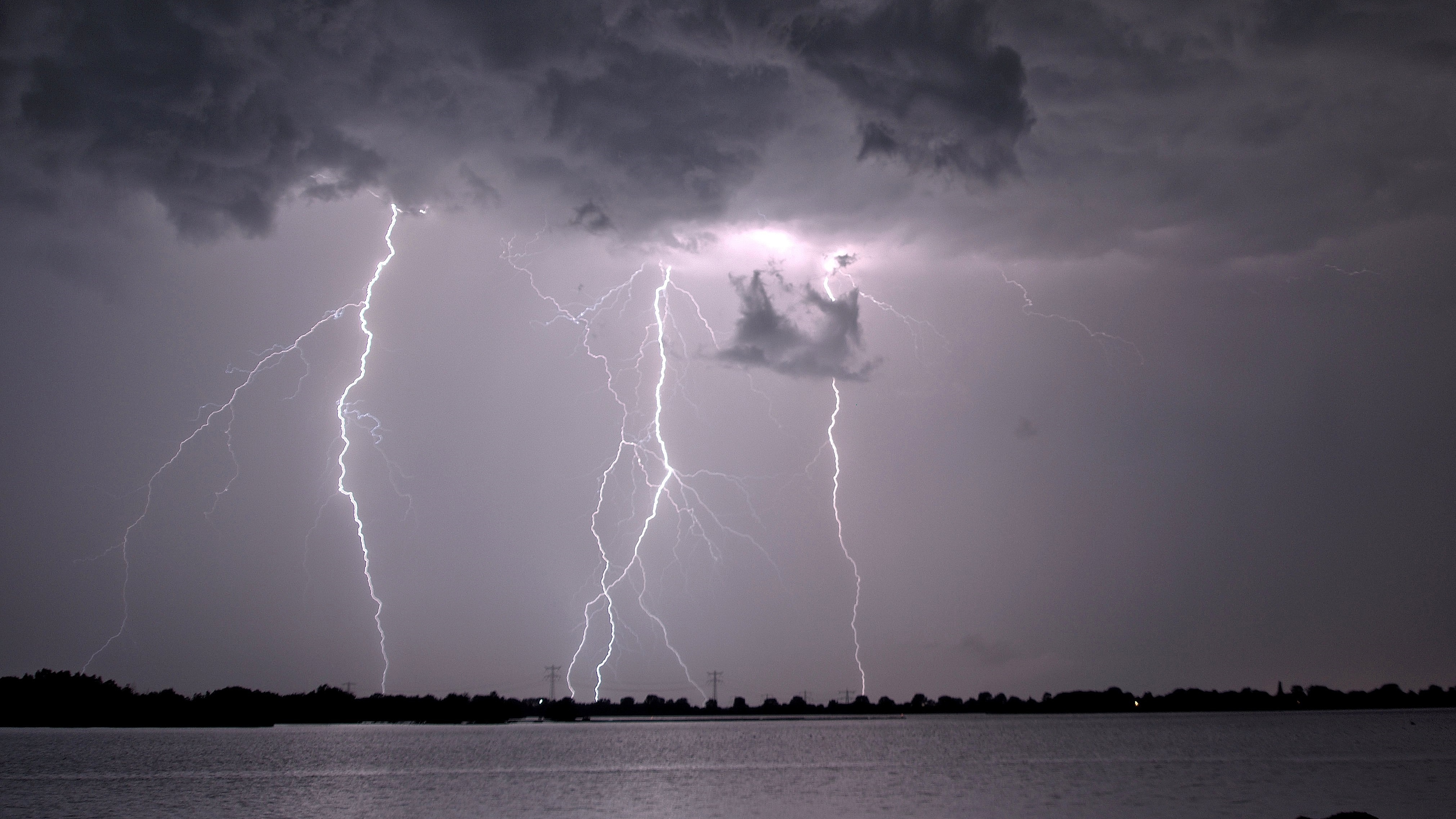 Vanmiddag opnieuw zware regen- en onweersbuien