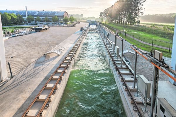 Dijken testen met grootste golvenmaker ter wereld in Delft