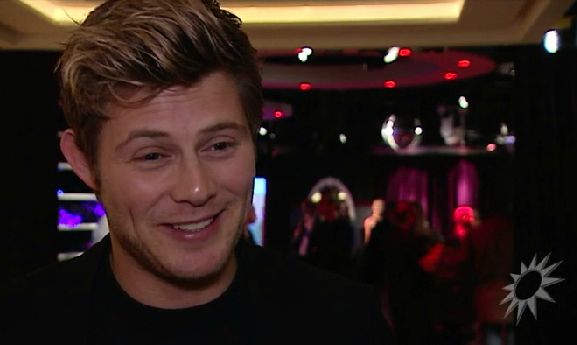 Tim Douwsma eet beschuitje met grootste fans