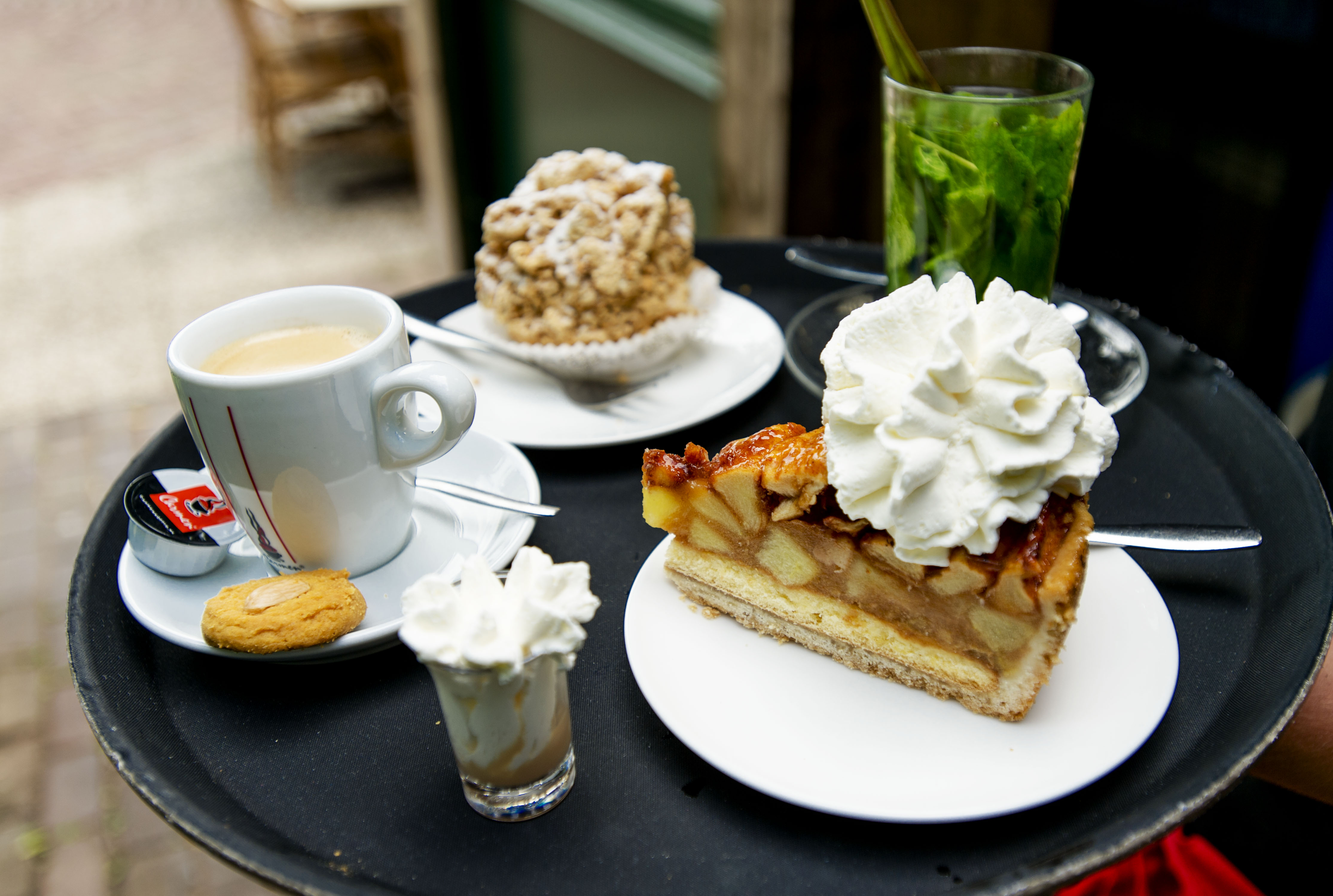 Een dikke ober (m/v) zet aan tot meer eten