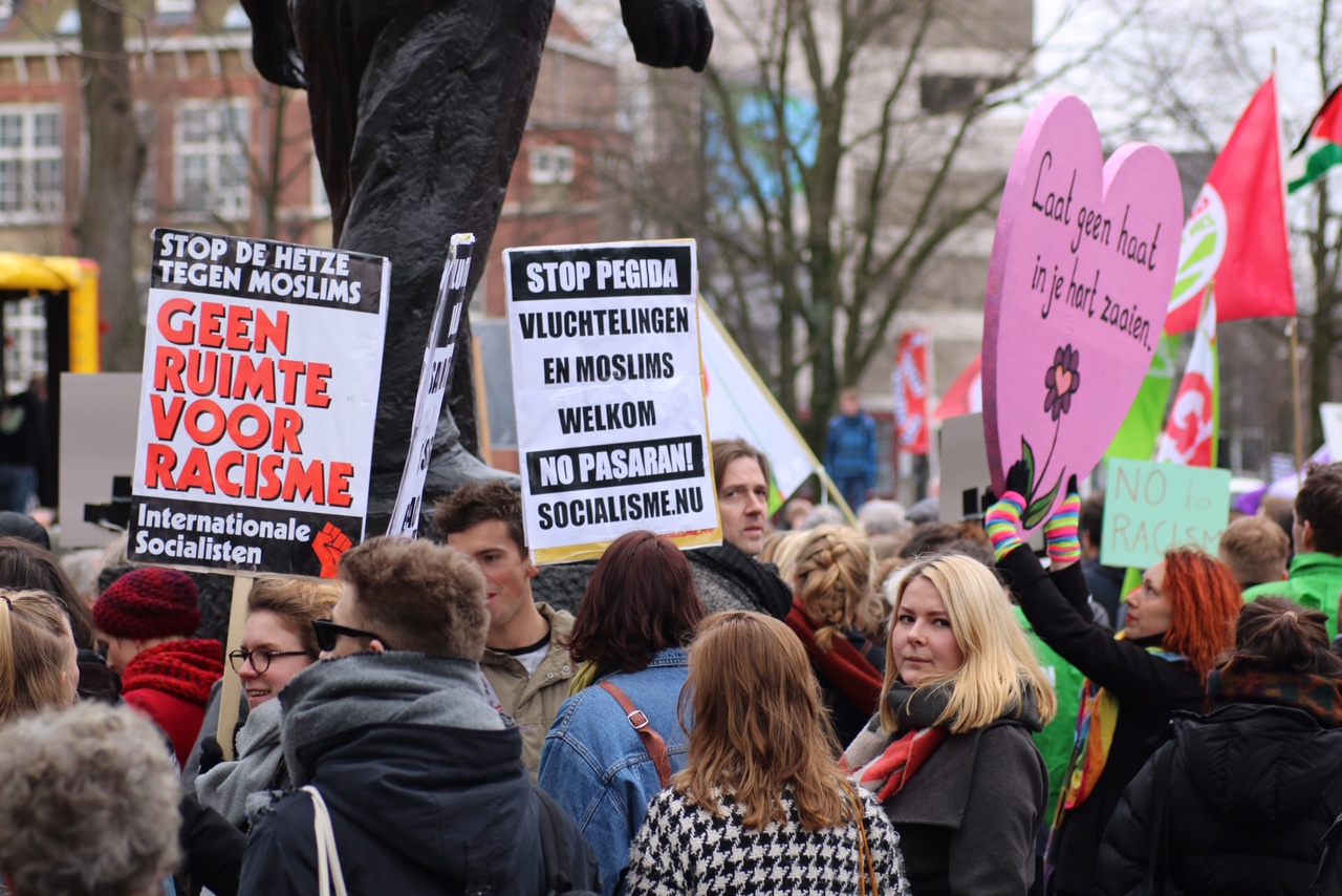 Tegen Pegida demonstreren in Amsterdam