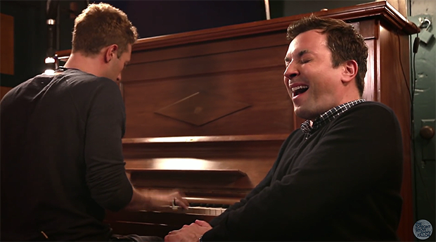 Kippenvel: Jimmy Fallon en Chris Martin doen Bowie’s Life on Mars