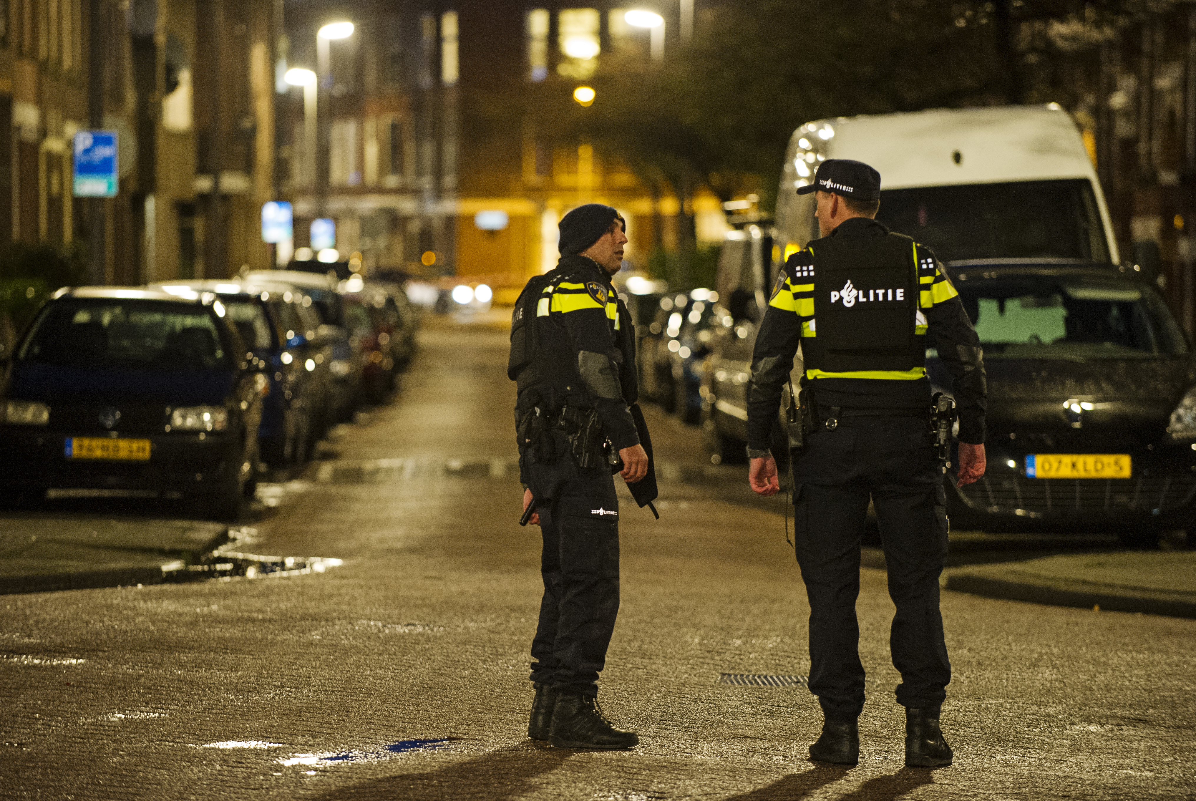 Terreurverdachte aangehouden in Rotterdam, politie doorzoekt woningen