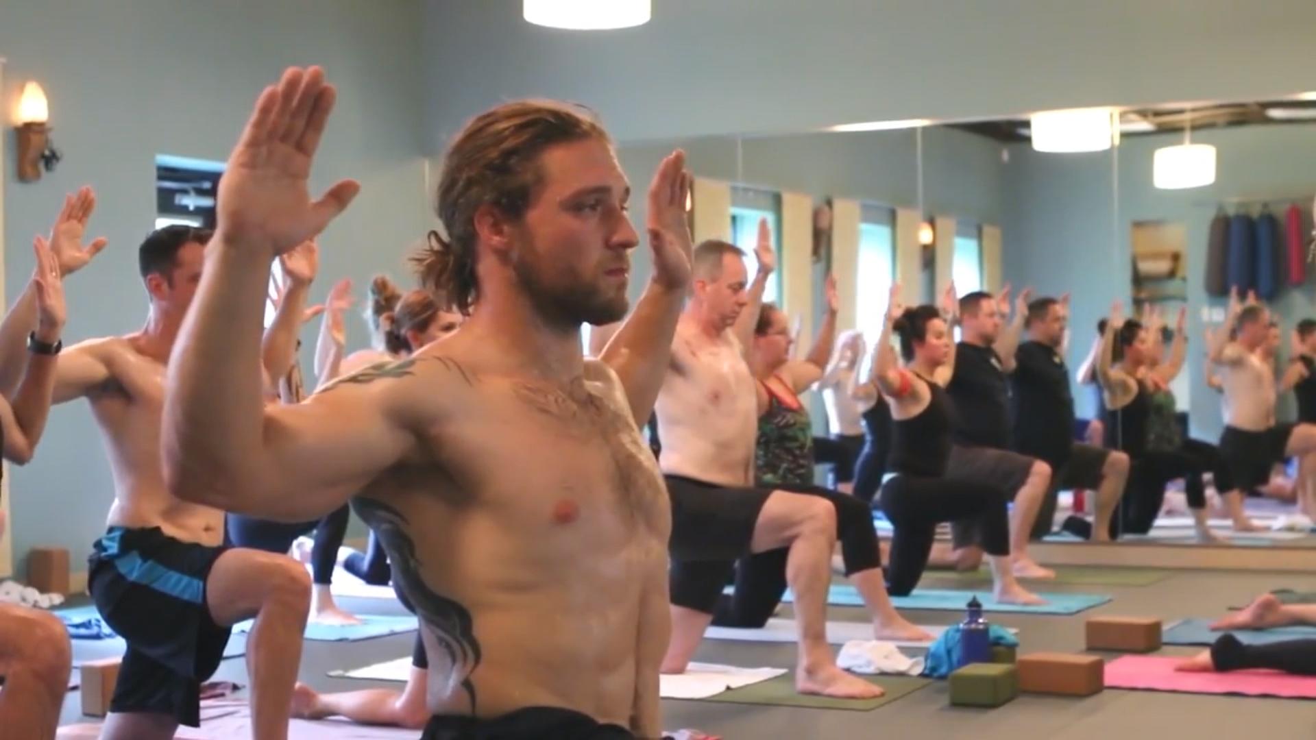 Flexibel en sportief? Broga: yoga voor mannen