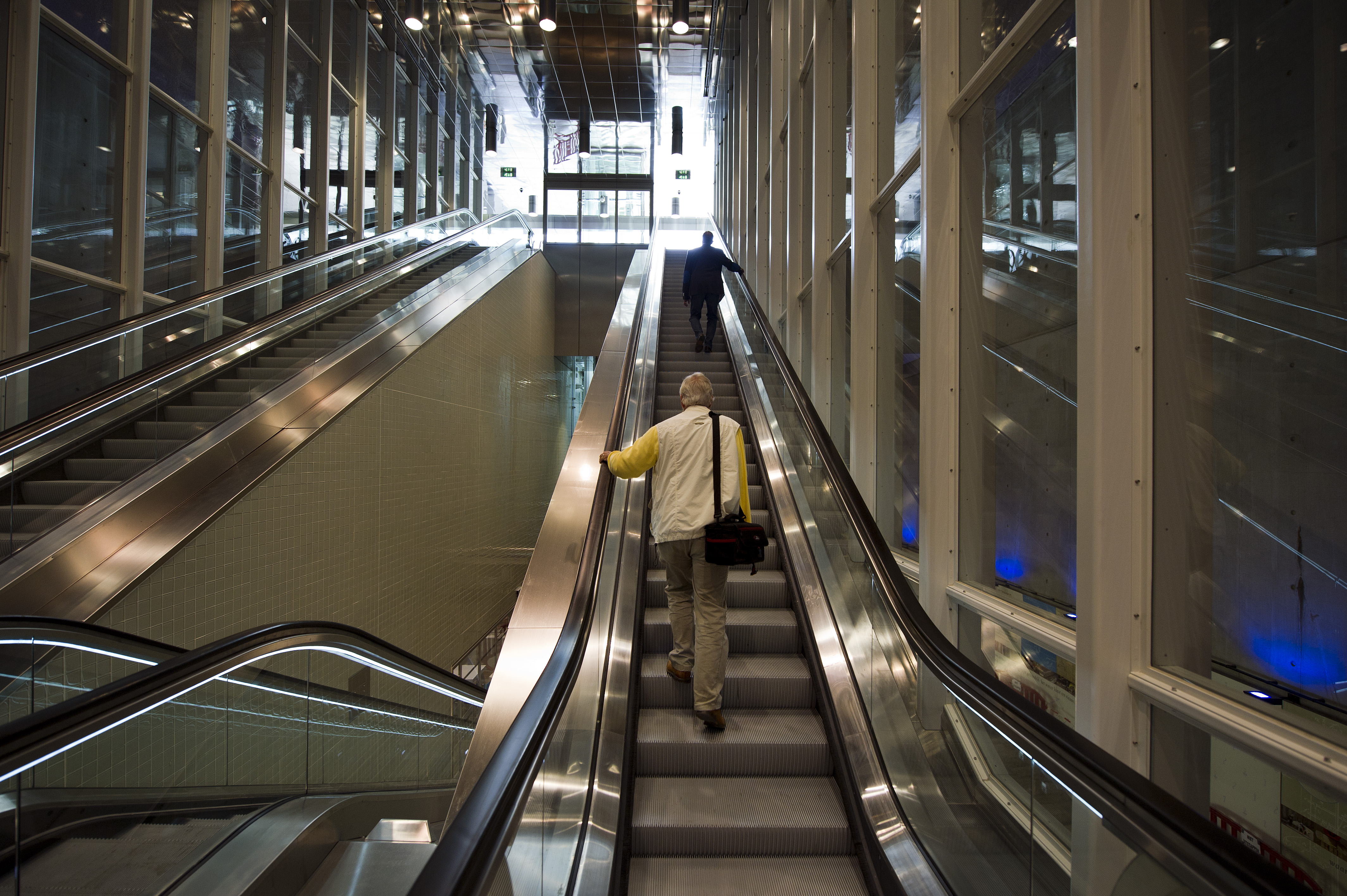 Roltrap draait plotseling om: 15 gewonden