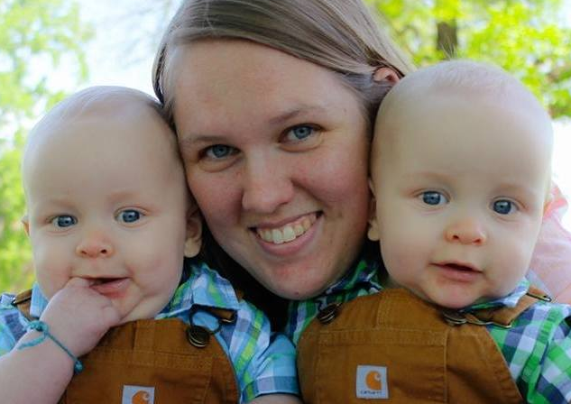 Moeder van tweeling ontroerd door hulp van winkelbediende