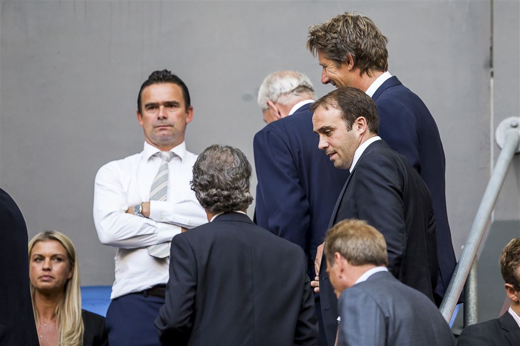 Ajax gaat contract Overmars verlengen