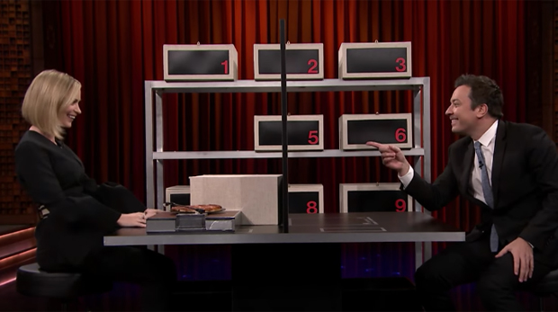 Jimmy Fallon port Emily Blunt voor potje Box of Lies