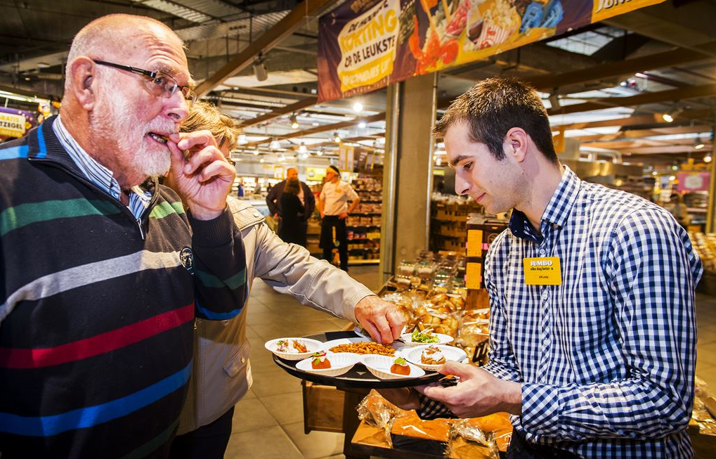 Leestafels en luide kookwekkers: zo wint winkel bij vergrijzing