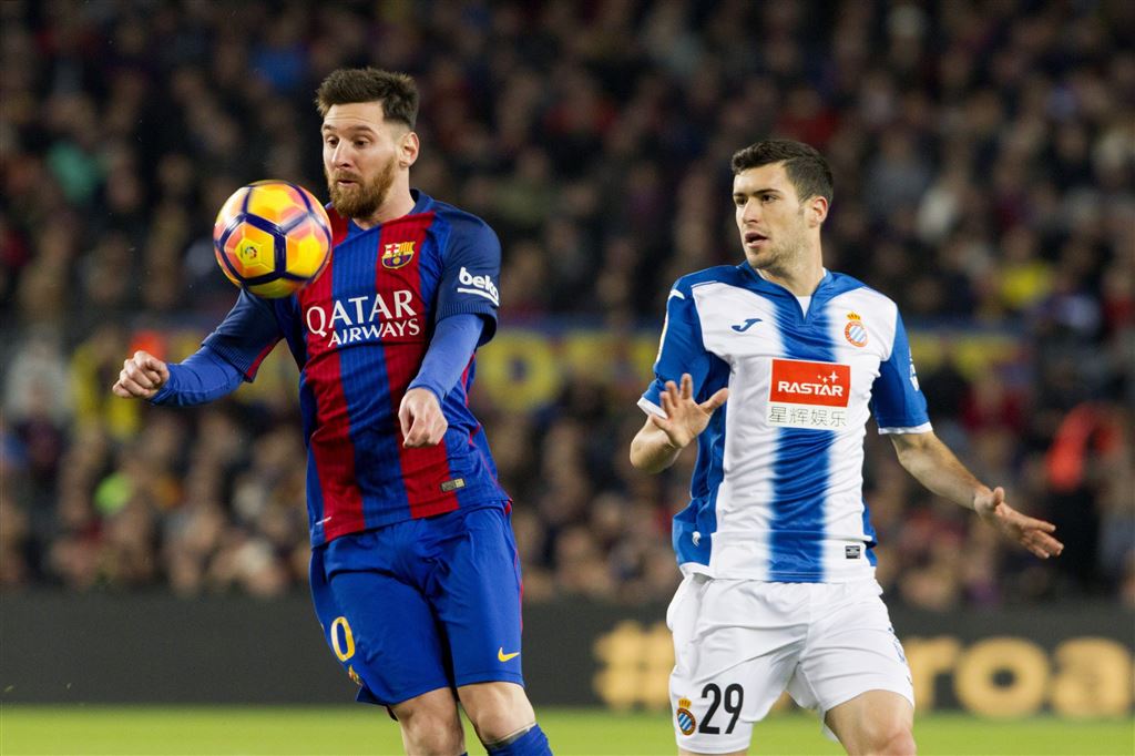 Messi steelt de show in derby van Barcelona