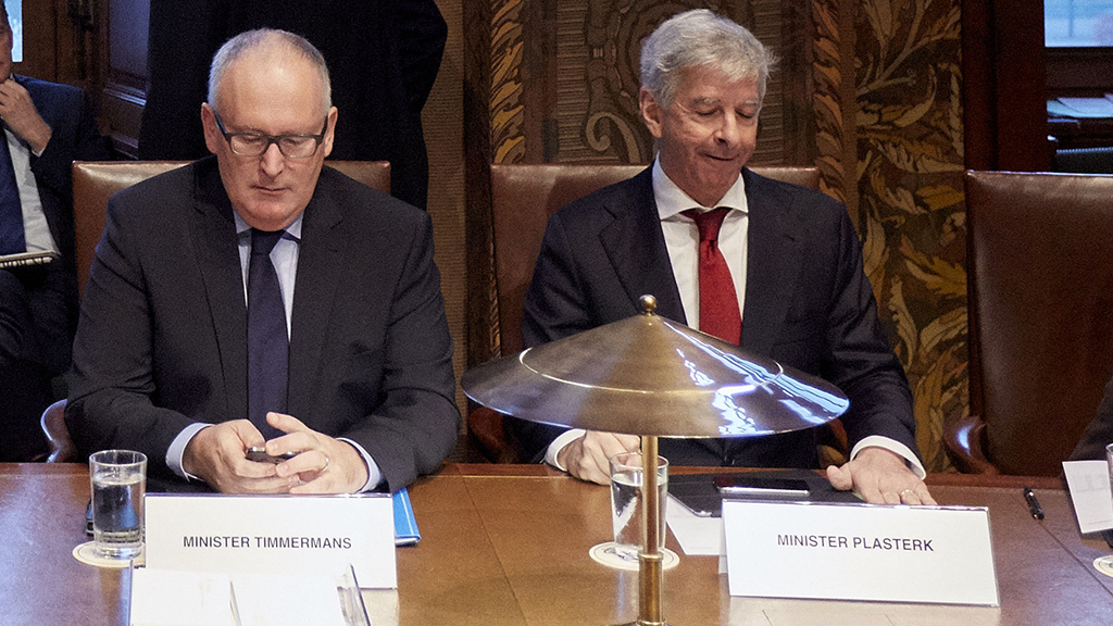 Plasterk haalt uit naar partijgenoot: 'Timmermans heeft halfjaar niks ...