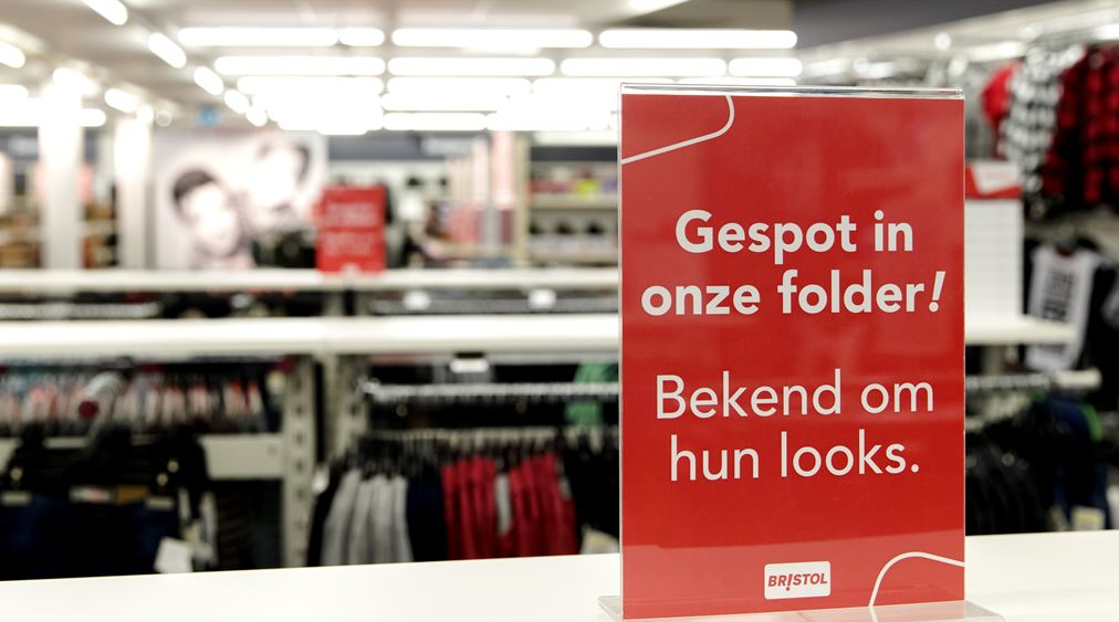 De ouderwetse papieren folder bereikt nog steeds zijn doel