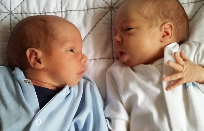 'Tweeling houdt elkaar knuffelend in leven'