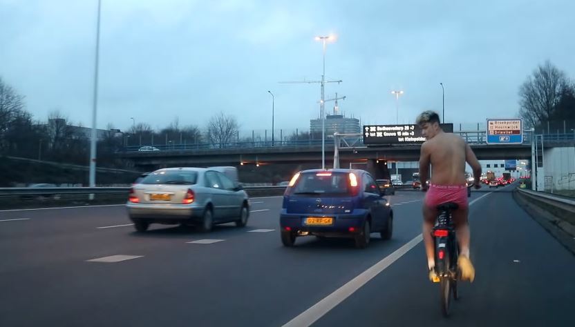 Politie wil vlogger spreken voor levensgevaarlijke stunts op snelweg ...