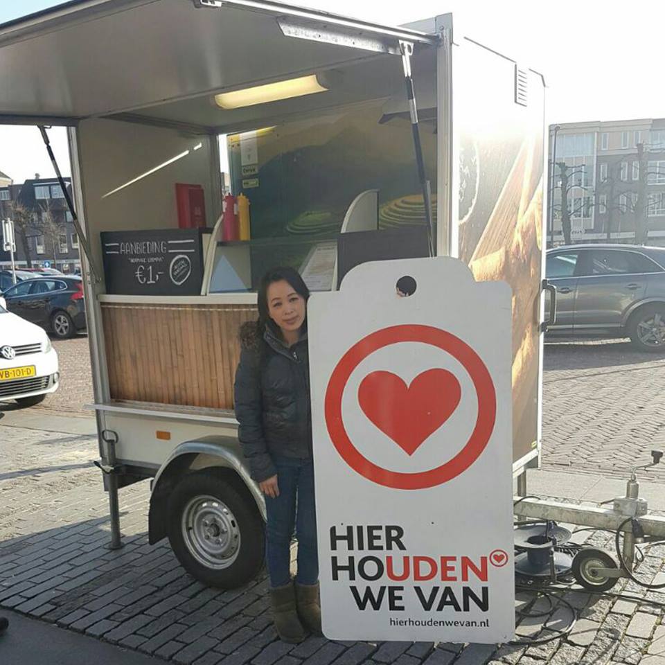 Inwoners Uden schieten te hulp om loempiakraam van Kim te redden