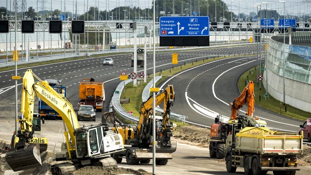 Veel files dit weekend door werkzaamheden op de A1, A6 en A9 Veel files dit weekend door werkzaamheden op de A1, A6 en A9