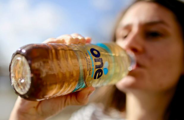 Dit waterflesje moet mensen bewust maken van het voorrecht van schoon water