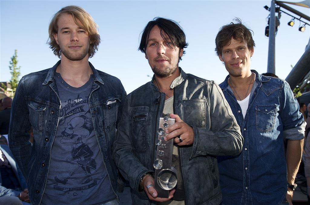 3JS geraakt door vrijgevige fans