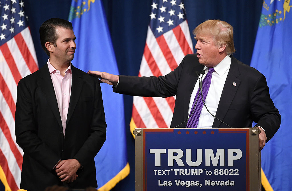 Zoon van Trump deelt telefoonnummers van Democraten op Twitter