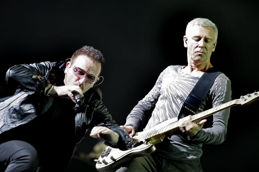 U2-bassist Adam Clayton vader geworden