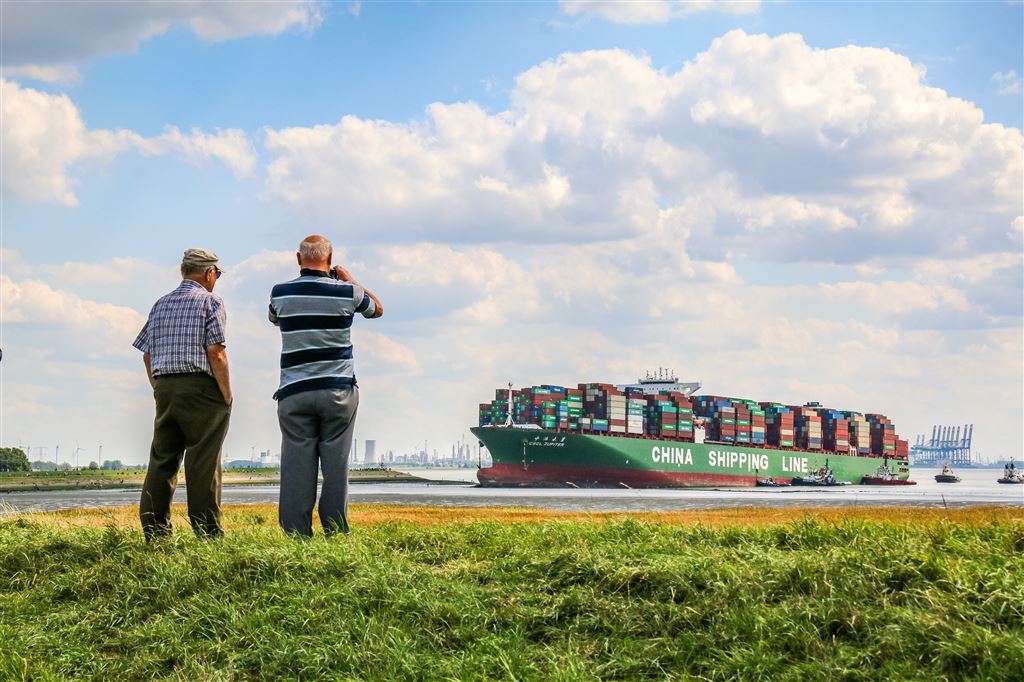 Operatie geslaagd: vastgelopen containerschip vlotgetrokken