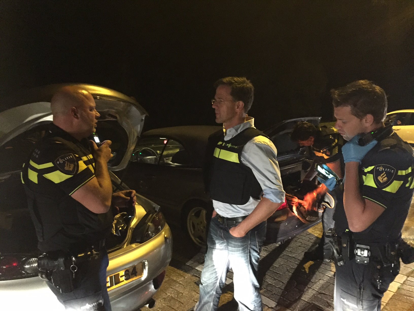 Mark Rutte loopt avondje mee met politieteam