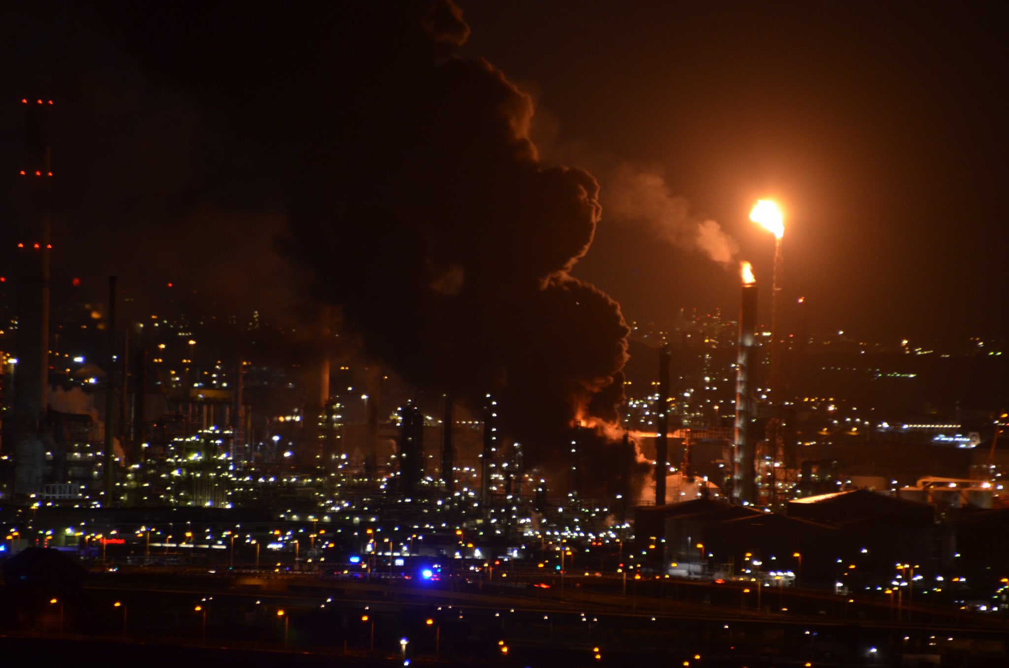 Grote brand bij raffinaderij in de Rotterdamse Botlek