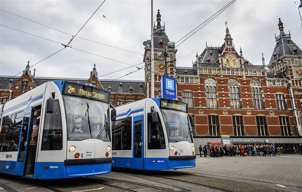 Openbaar vervoer Amsterdam staat zaterdag minuut stil voor Van der Laan