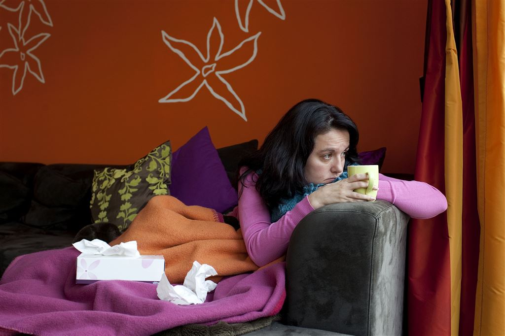 Werkende jonge vrouw twee keer zo vaak ziek als mannelijke collega