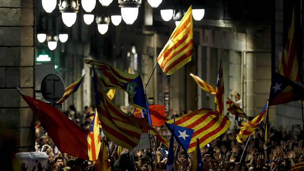 Spanje ontslaat Catalaanse regering en ontbindt regioparlement