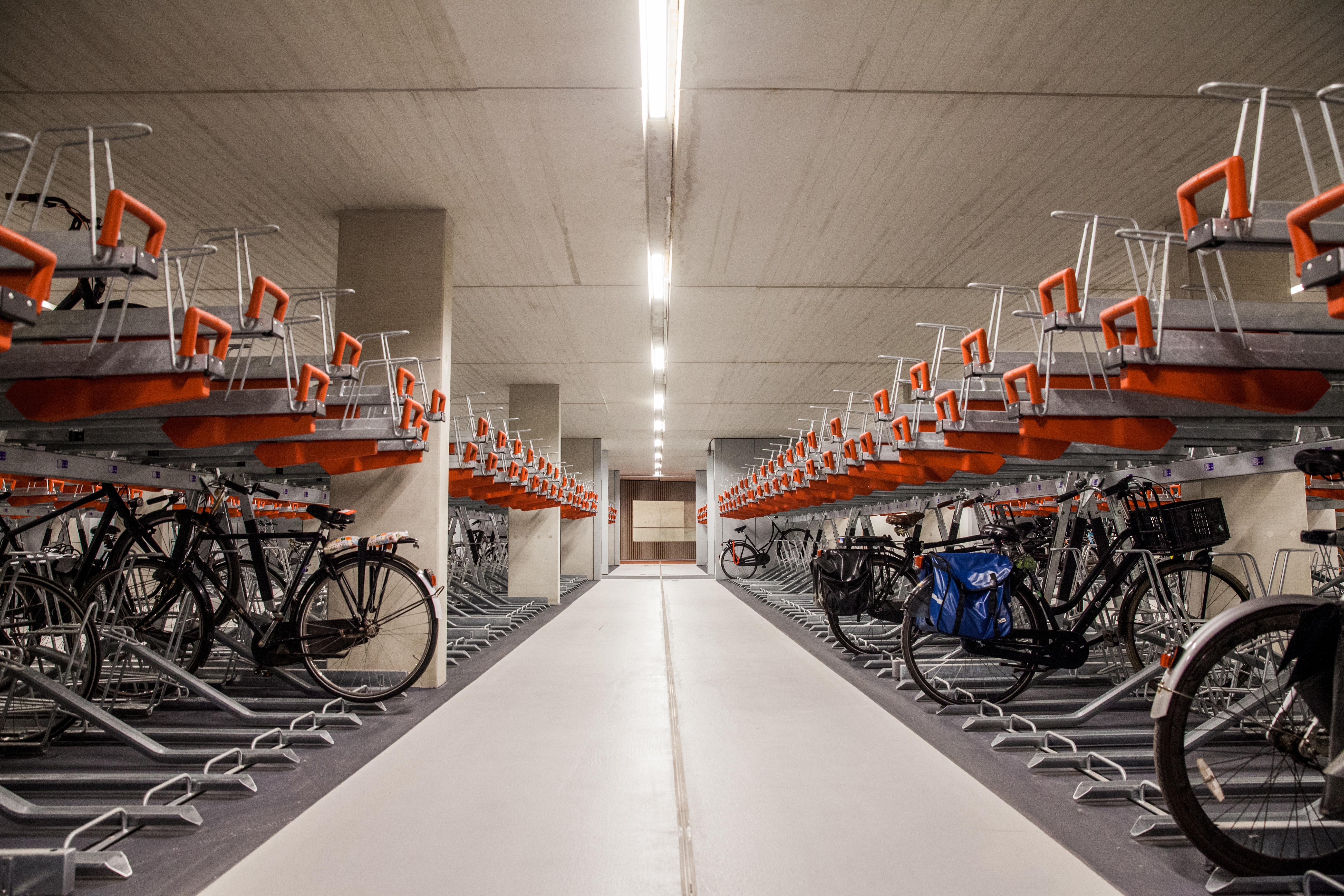 Grootste en meest vernuftige fietsenstalling staat in Utrecht | RTL ...
