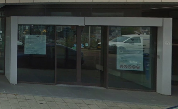 Man rijdt auto gebouw sociale dienst Lisse binnen