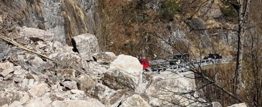 Rotslawine in Italië sleurt auto mee, inzittenden komen om het leven