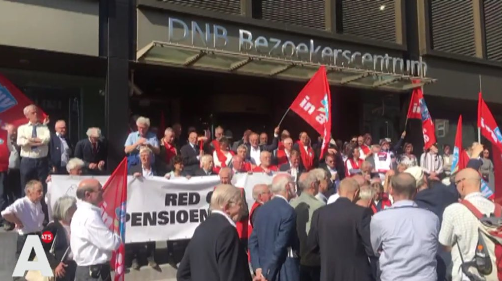 Senioren bezetten DNB-gebouw uit woede over pensioenen