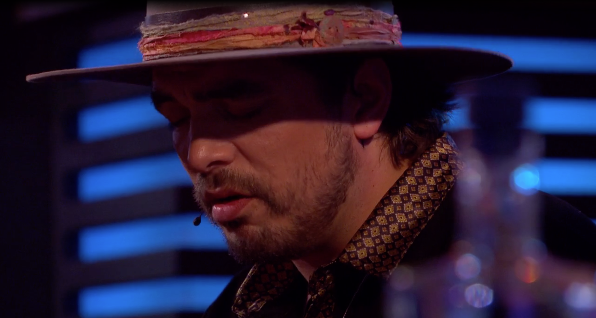 Waylon ontroert met ode aan overleden krantenjongen