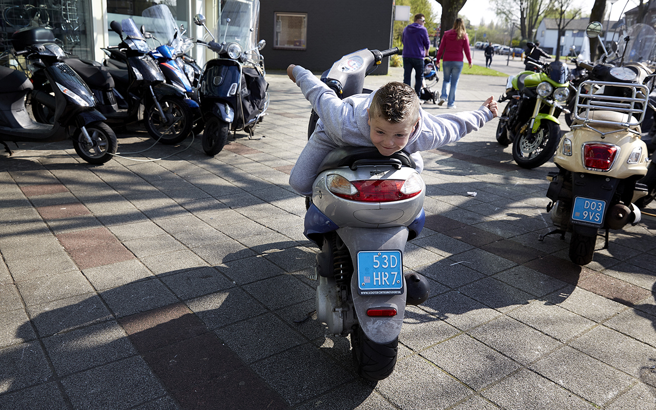 Moet snorfietser helm op? Plan Amsterdam wekt stortvloed aan reacties