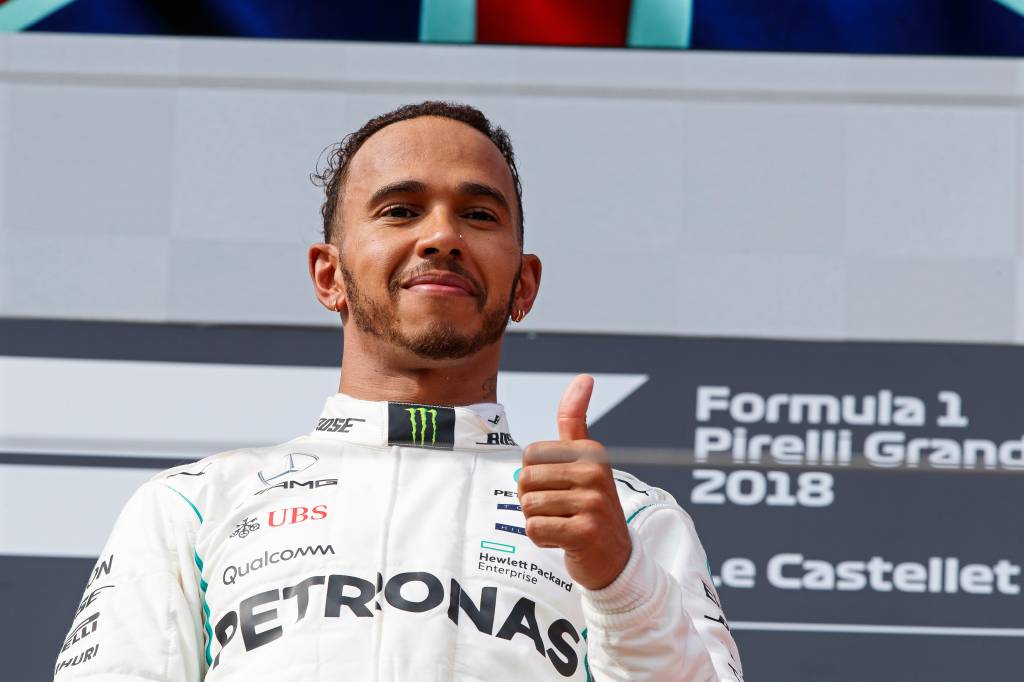 Lewis Hamilton in rok op cover GQ