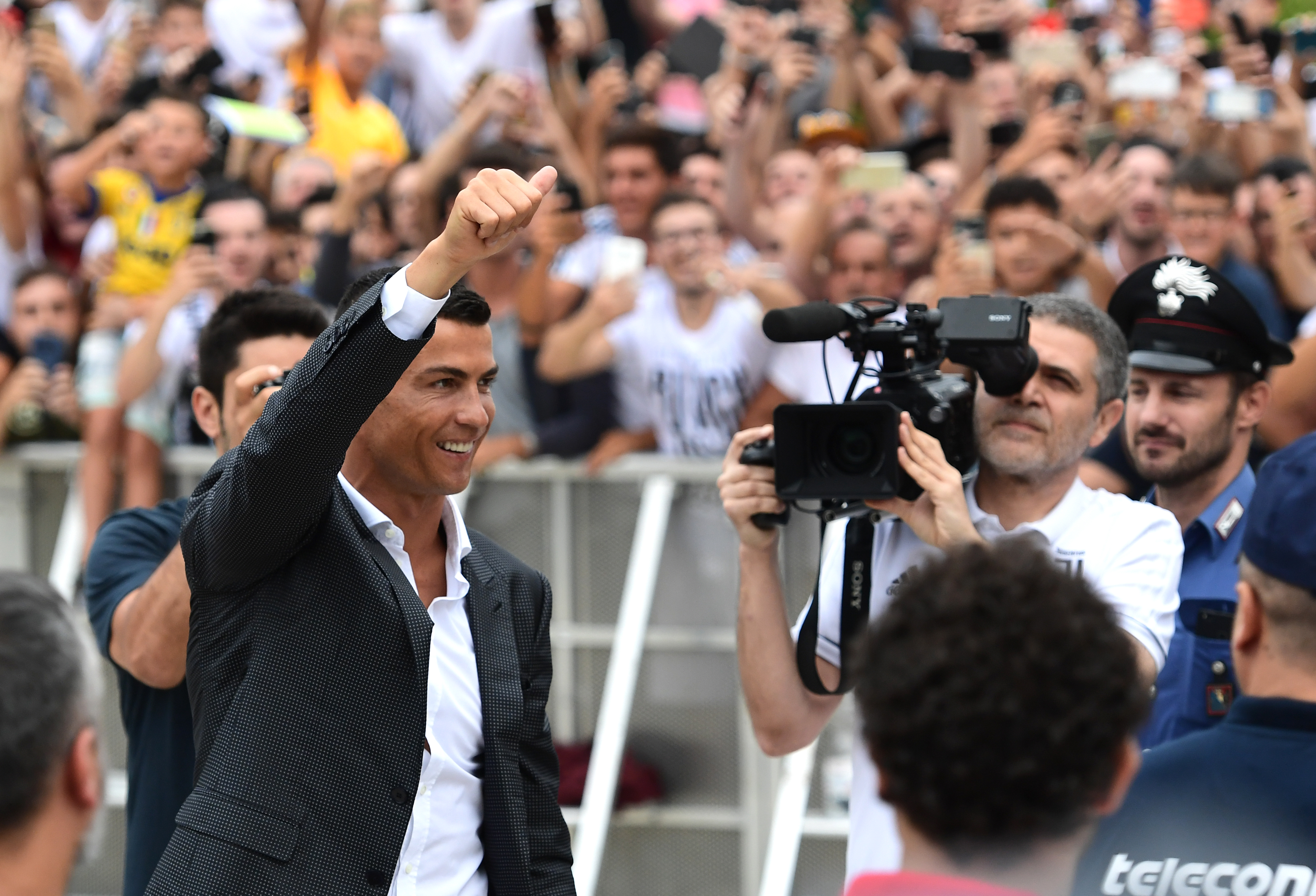 Honderden Juve-fans juichen Ronaldo toe: 'Bezorg ons de Champions ...