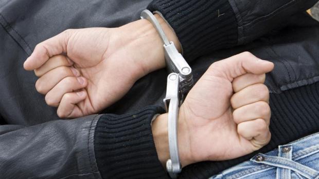 Politie zoekt verdachte in handboeien die na arrestatie vlucht