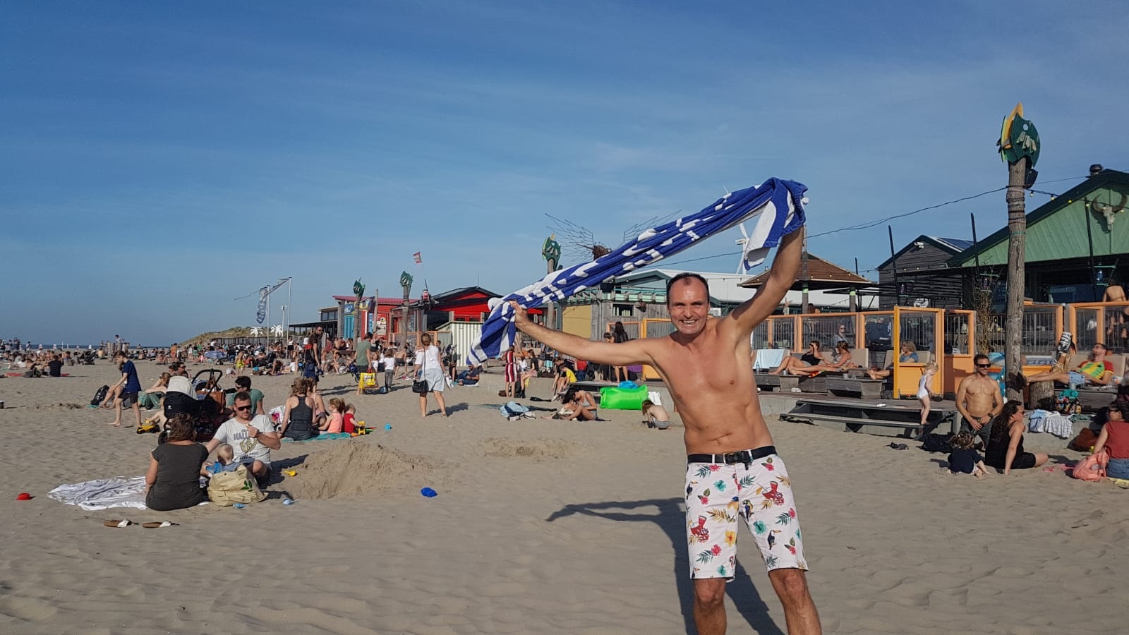 Strandliefhebbers worden gek: 'Het strand ligt helemaal vol, bizar joh'