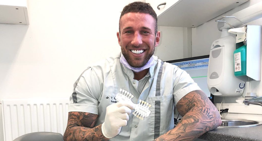 De tandjes! Alex Maas wordt tandartsassistent